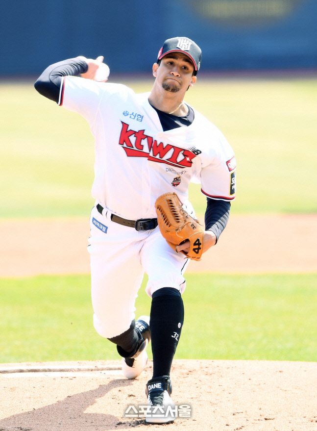 [포토]역투하는 KT 선발 쿠에바스