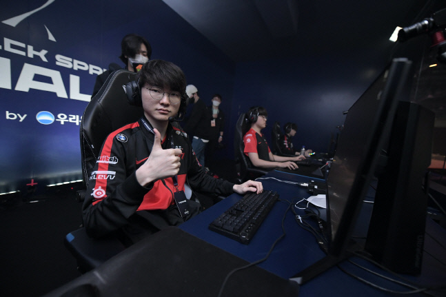 유일무이 LCK ‘V10’ 달성 ‘페이커’ 이상혁 “팀원들 버스를 탔다”[SS인터뷰]