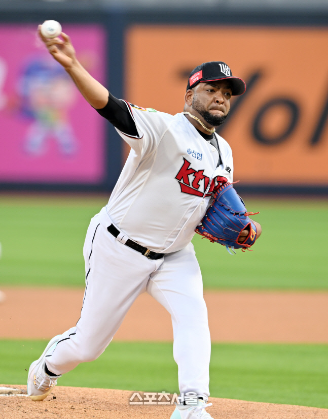 [포토]역투하는 KT 선발 데스파이네