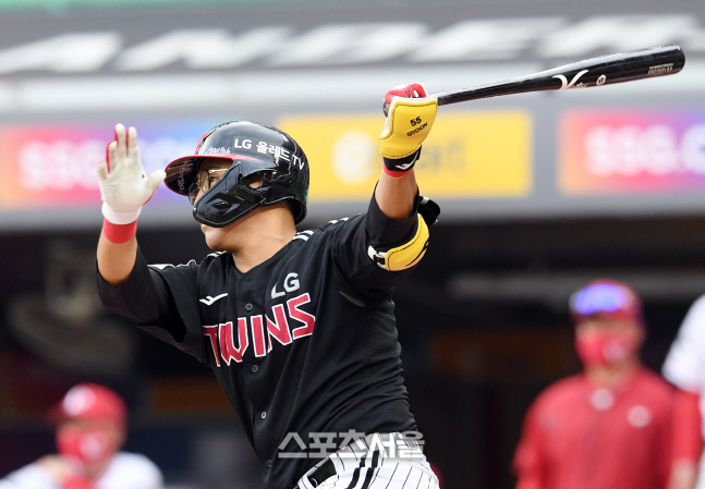 [포토]LG 채은성, SSG 폰트 상대 선제 적시타