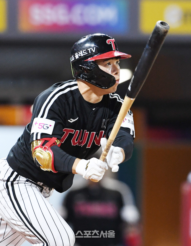 [포토]LG 문성주, SSG 선발 폰트 상대 시즌 6호 홈런