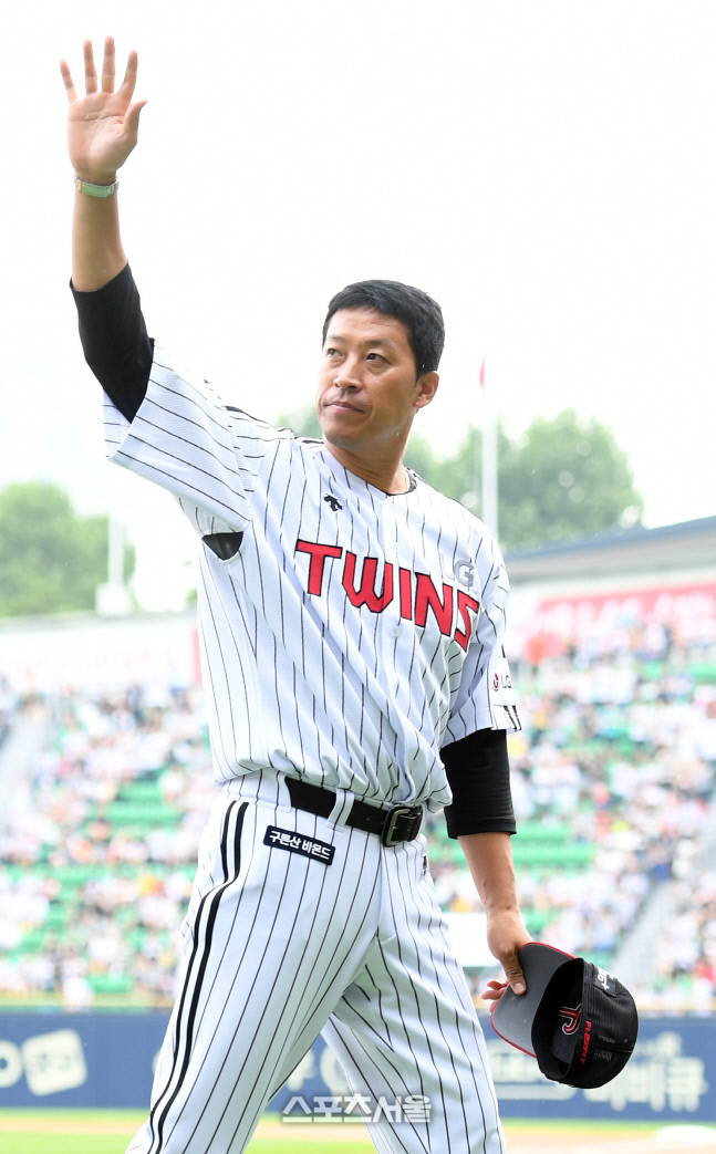 LG 이병규 코치, 7일 SSG전서 LG 승리 기원 시구한다