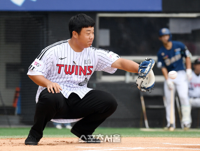 [포토]LG 1라운드 지명 포수 김범석, LG-NC경기 시포