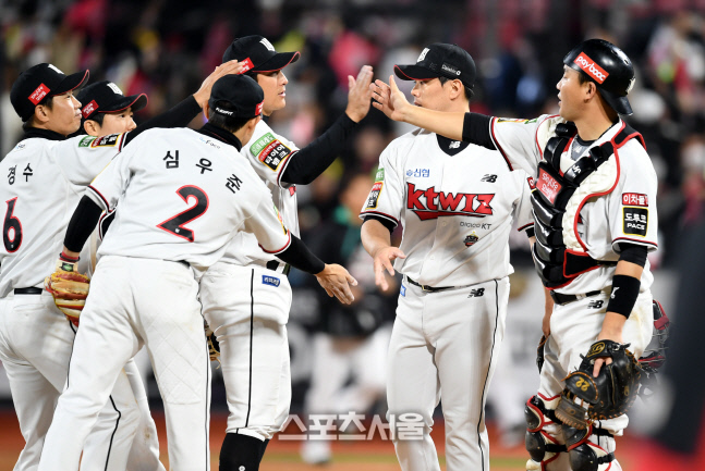 [포토] KT, KIA 꺾고 준PO 진출