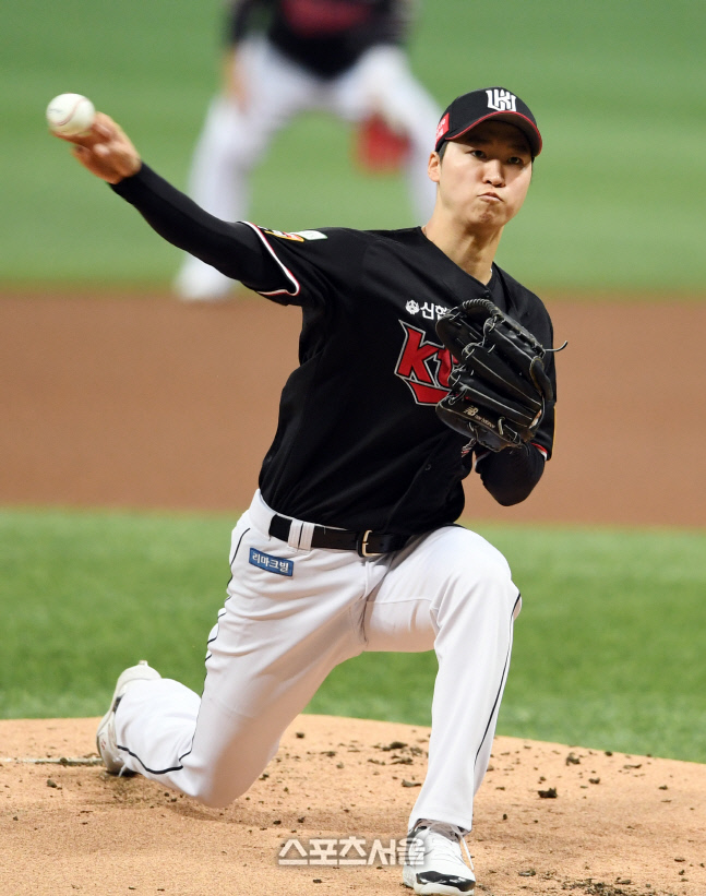 [포토]KT 엄상백, 키움과의 준PO 1차전 선발 등판