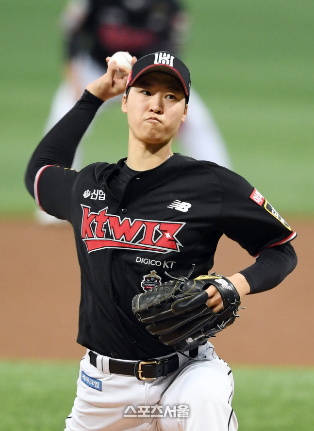 [포토]역투하는 KT 선발 엄상백