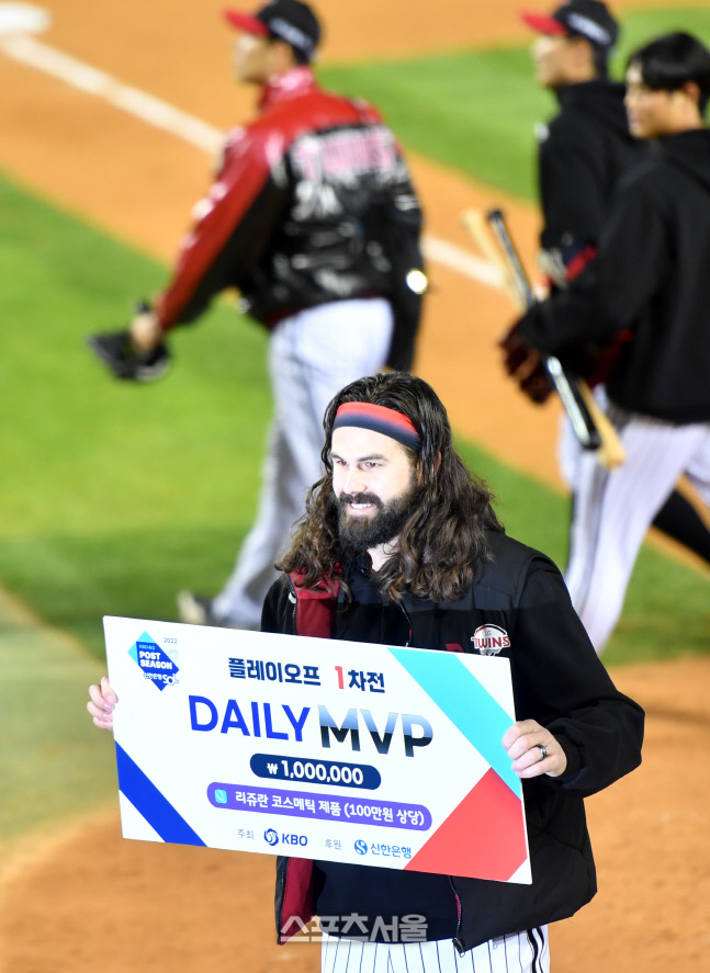 PO 1차전 MVP 켈리[포토]