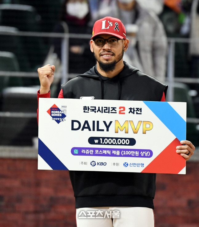 [포토] SSG 폰트, KS2차전 데일리 MVP 차지