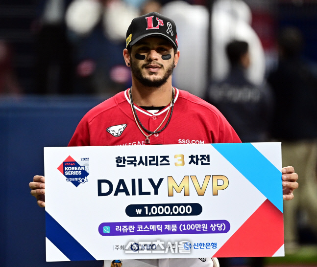 [포토] 라가레스, KS 3차전 데일리 MVP 차지
