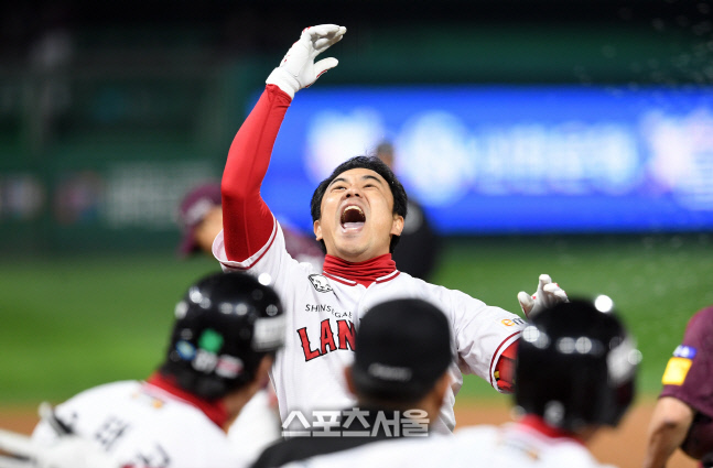 불혹의 김강민 KS 최초 대타 끝내기 홈런 "내가 게임 체인저!"…SSG 우승까지 1승[KS5 스타]