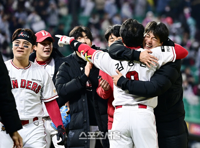 불혹의 김강민 KS 최초 대타 끝내기 홈런 "내가 게임 체인저!"…SSG 우승까지 1승[KS5 스타]