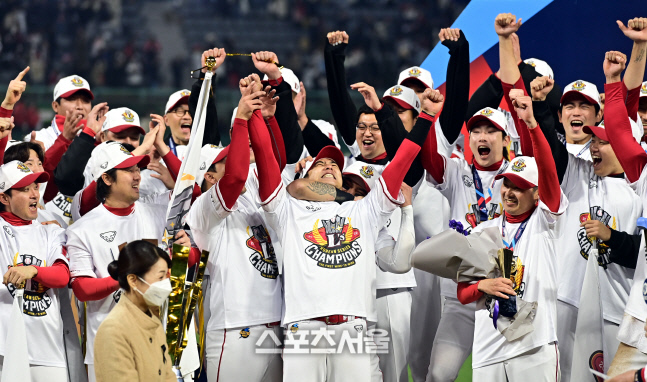 불혹의 '짐승' 랜디들이 뽑은 KS MVP 김강민 "여한이 없다"[KS6 스타]