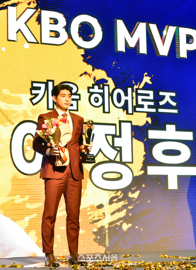 타격5관왕에 MVP까지 이정후, 2022 KBO어워즈[포토]