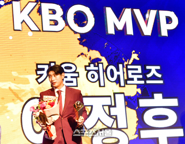 타격5관왕에 MVP까지 이정후, 2022 KBO어워즈[포토]
