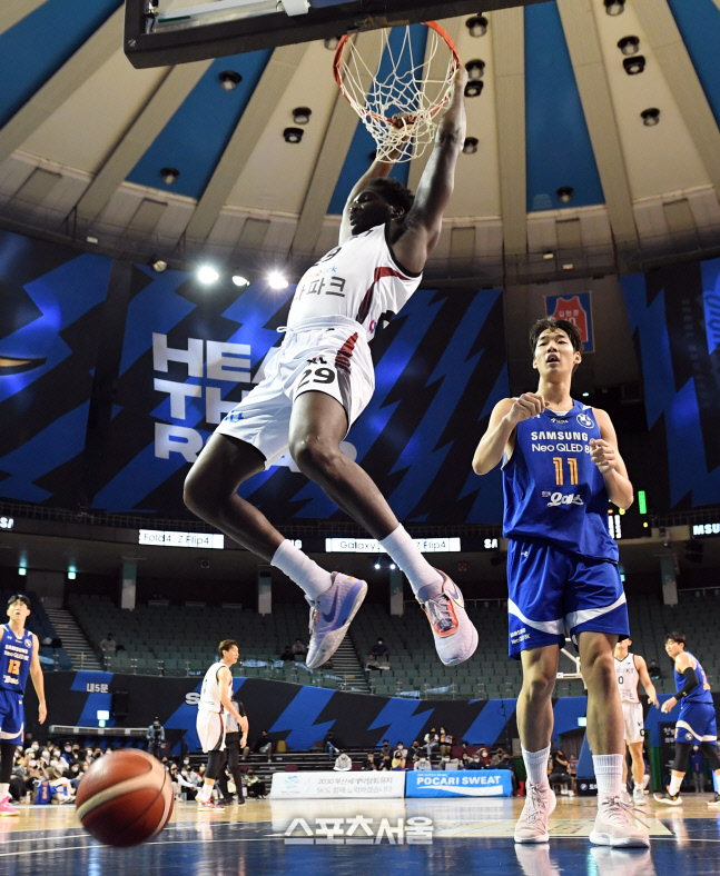 [포토]림에 매달린 KT 은노코