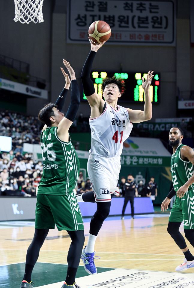 '아반도-오세근 20점씩' KGC, DB 뿌리치고 '단독 1위'...DB는 2연패 [SS 원주in]