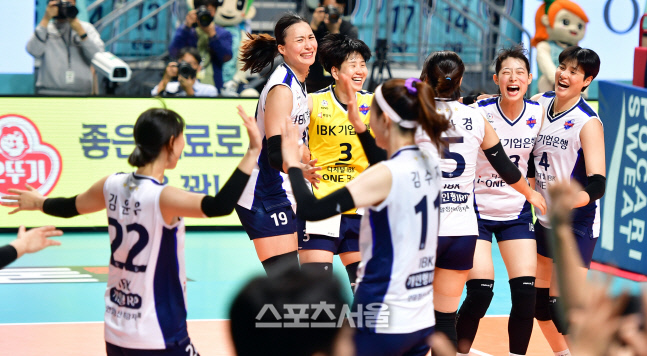 4세트 듀스접전끝에 승리, IBK 선수들[포토]