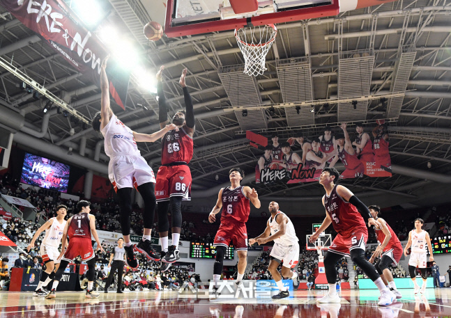 [포토]KGC의 골밑을 누비는 SK 김선형