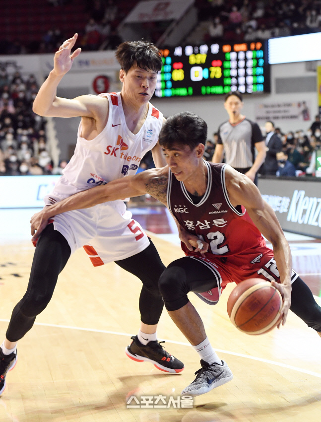 [포토]SK 김선형의 수비 상대하는 KGC 렌즈 아반도