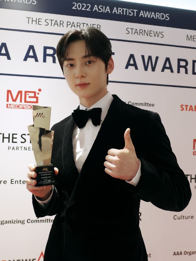 황민현, '뉴 웨이브'·'베스트 액팅 퍼포먼스' 2관왕 쾌거 "올 한 해 인생 2막 같아 "('2022 AAA')