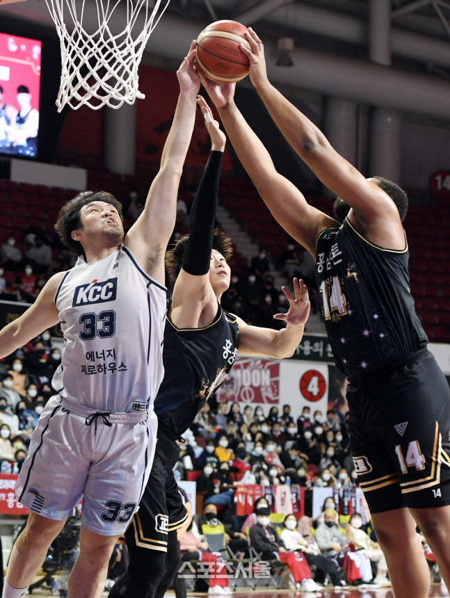 [포토]KGC 스펠맨의 리바운드
