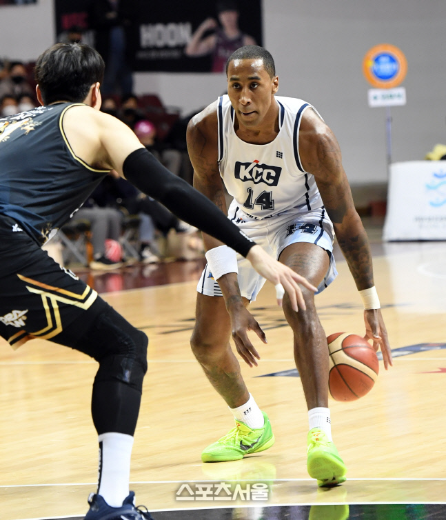 [포토]오세근의 수비 상대하는 제퍼슨(KGC-KCC)