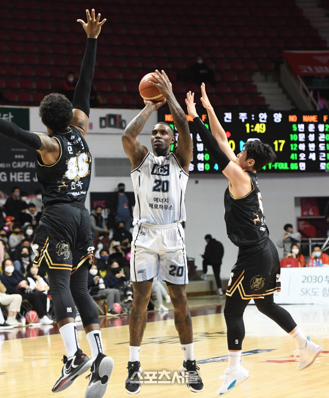 [포토]KCC 라건아, 빨리 던져야 해!