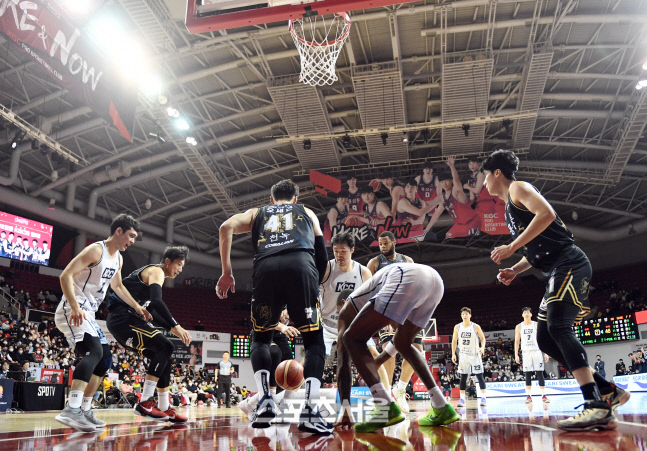 [포토]KGC-KCC, 공을 잡아라!