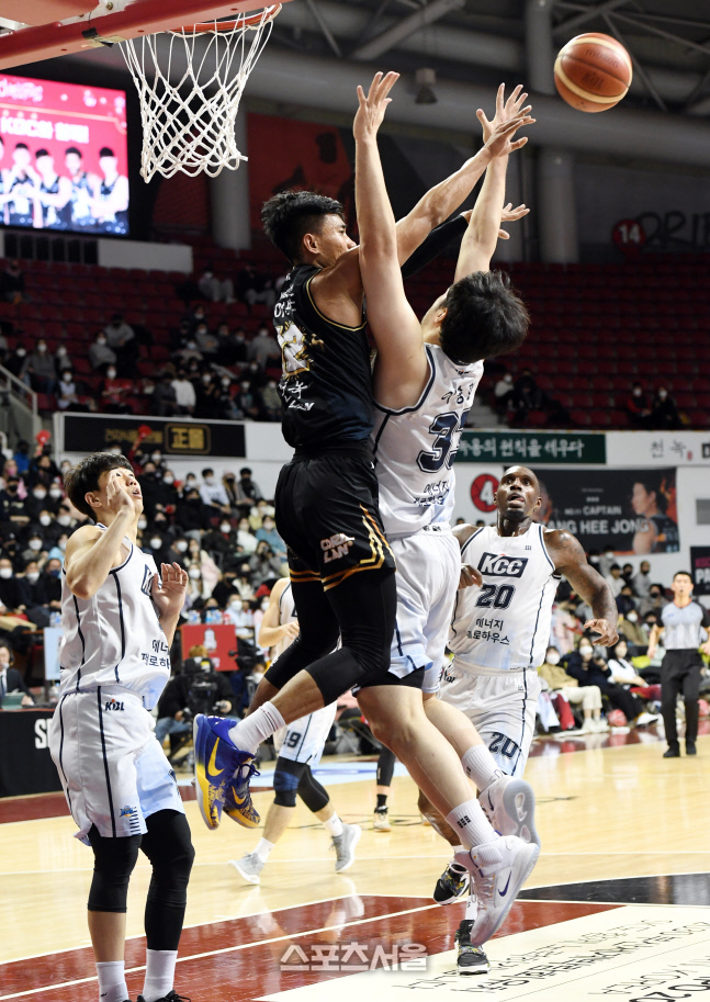 [포토]외곽으로 공 내주는 KGC 아반도