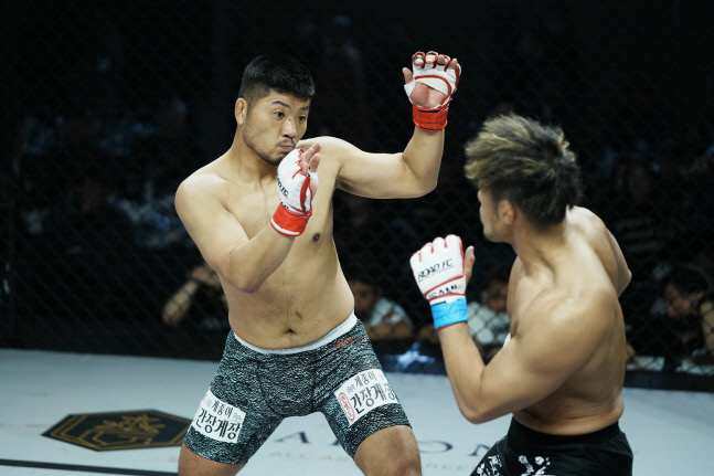 '로드FC 062' '계체 실패' 권아솔, 나카무라 코지와 역대급 졸전...소극적인 경기로 주어진 두 번의 경고