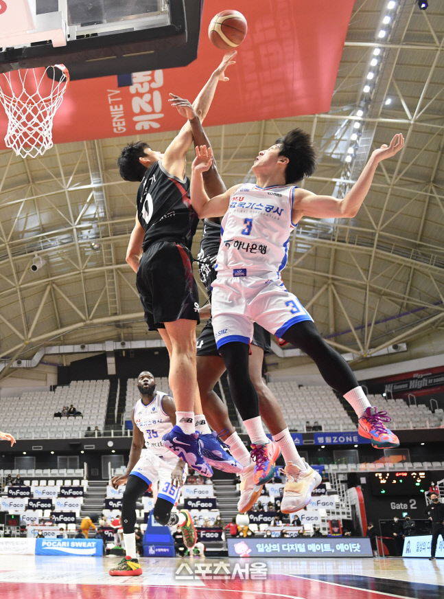 [포토]KT 하윤기의 슛블록