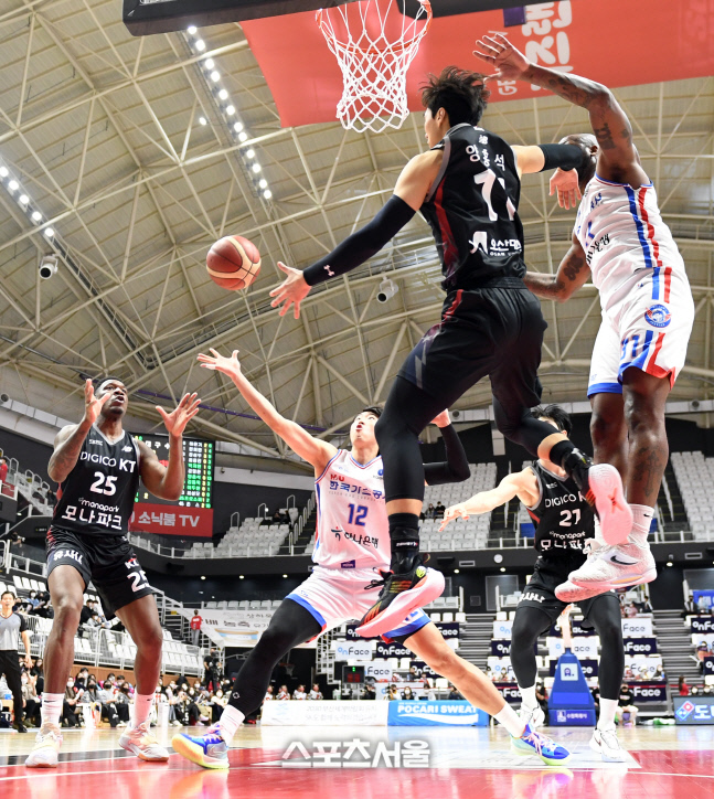[포토]KT 양홍석, 절묘한 패스!