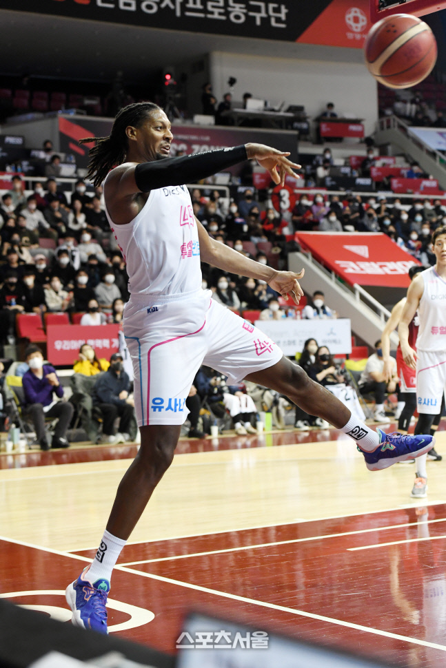 [포토]공 살려내는 KT 존스