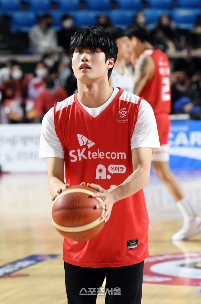 [포토]황선우, SK-LG 경기 시투
