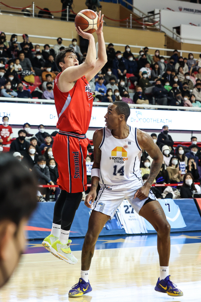 나란히 웃은 '쌍둥이 감독' 3연승 LG, KCC전 5연승 현대모비스 2, 3위 굳건