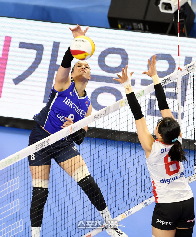 [포토]IBK기업은행 산타나, 힘차게!