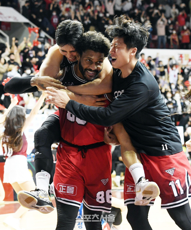 [포토]연장 대역전승의 기쁨을 나누는 KGC 대릴 먼로