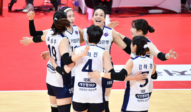 '표승주·김수지 36점' IBK, 페퍼 잡고 시즌 세 번째 '2연승'[현장리뷰]