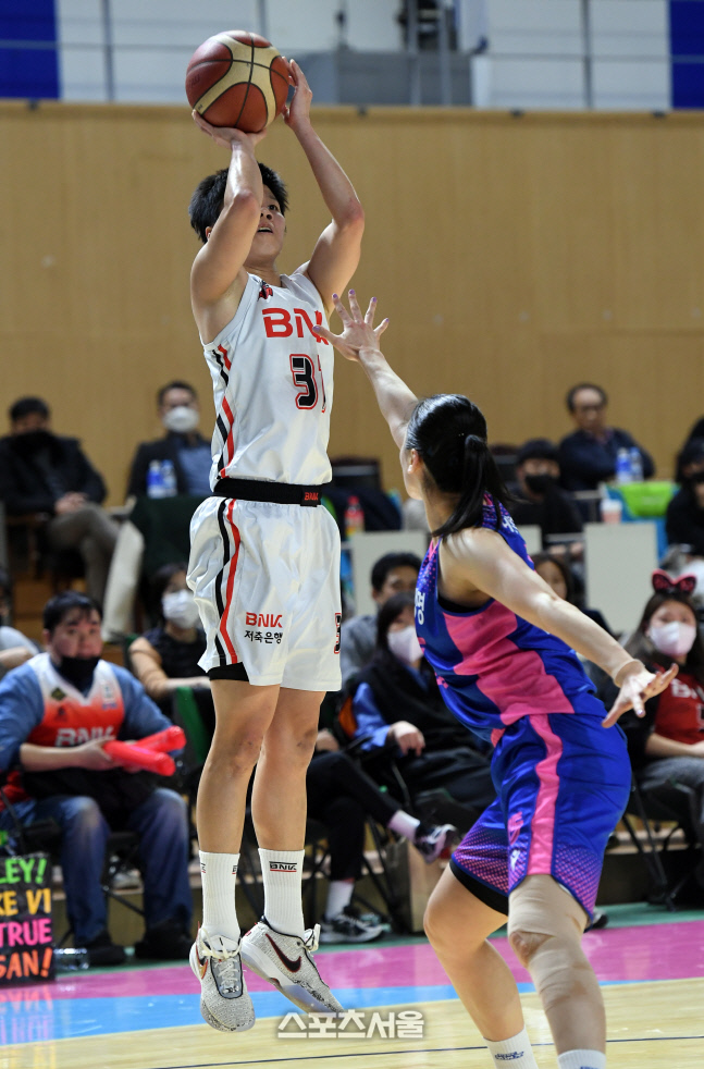 [포토]BNK썸 진안의 점프슛