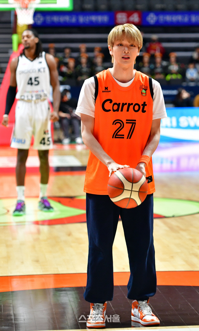 캐롯-KT전 시투하는 NCT 성찬 [포토]