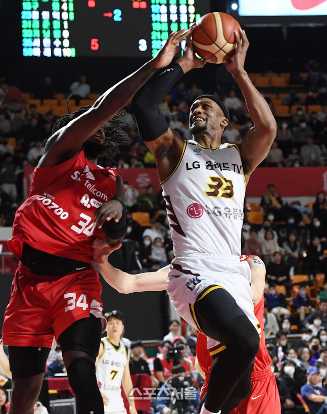 [포토]워니의 수비를 피해 슛하는 커닝햄(SK-LG)