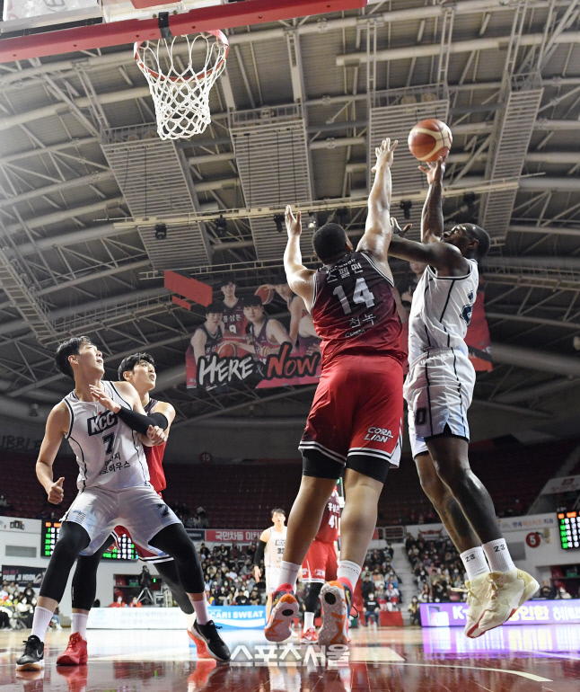 [포토]KCC의 공격을 이끄는 라건아