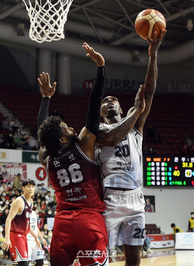 [포토]골밑 득점 추가하는 KCC 라건아