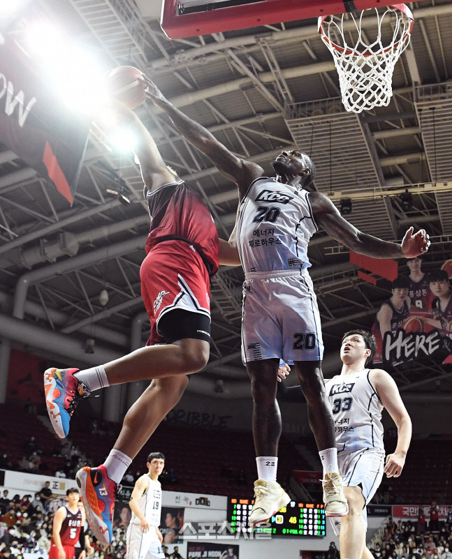 [포토]KCC 라건아의 완벽한 슛블록