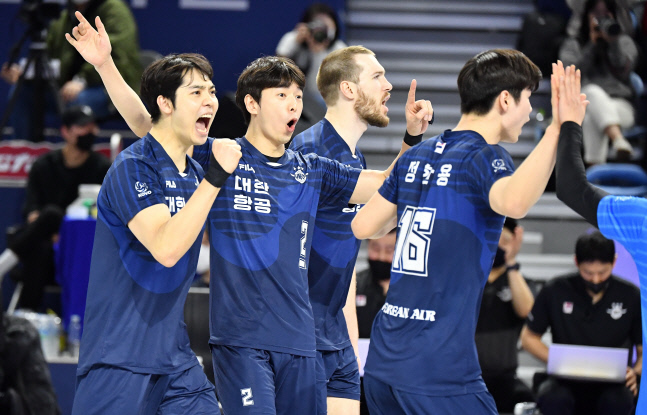 대한항공, 1위 재탈환…현대건설은 IBK 잡고 5연패 탈출