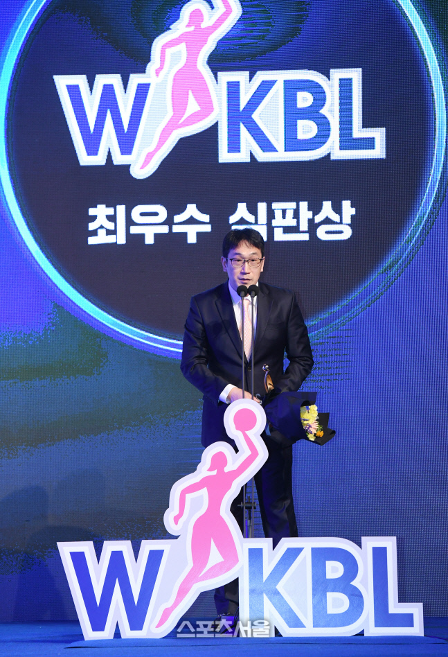 [포토]김민석 심판, WKBL 정규리그 최우수 심판상 수상