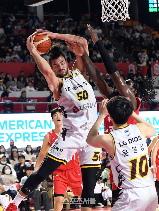 마레이 더블더블 LG KCC 꺾고 4연승, 가스공사는 캐롯 제압