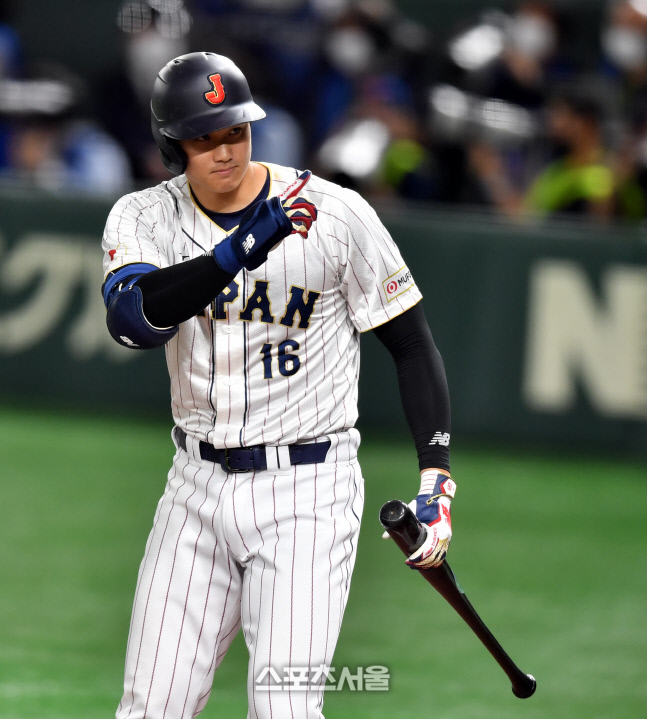 1회말 첫타석 들어서는 오타니[포토]
