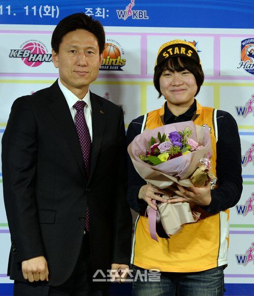 [SS포토] WKBL 드래프트, '66점 소녀' 숭의여고 김진영 KB스타즈로...