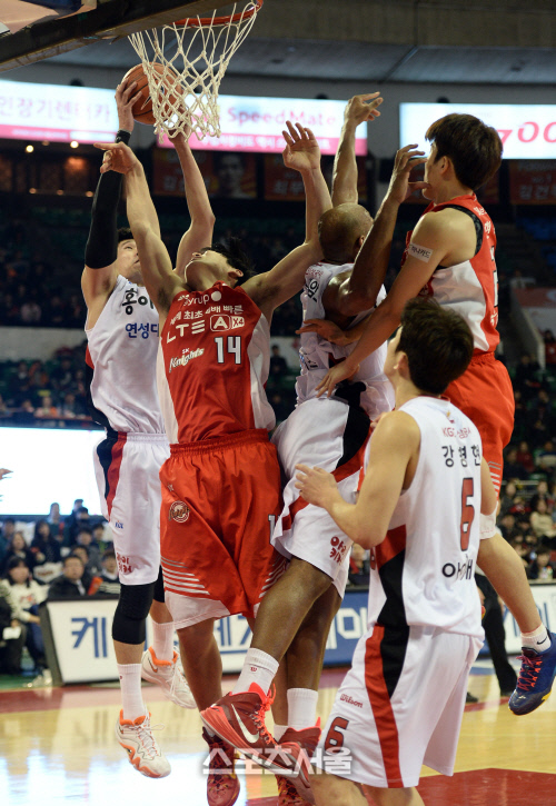 [SS포토]리바운드 잡아내는 KGC 오세근(SK-KGC)